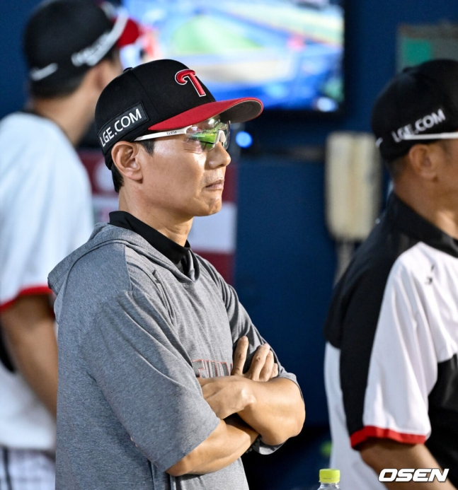 사령탑 "밤새 고민했다"→1차전 패배라니→2차전 총력전 다짐, LG 염갈량의 깊어지는 가을밤 [준PO1 현장] | 스타뉴스