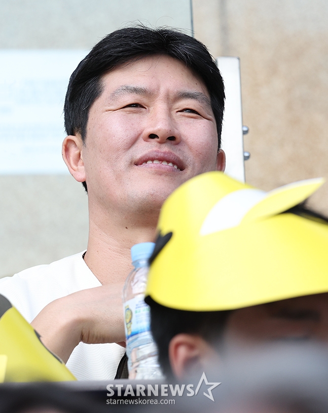 [포토] 김병현 'KT 위세가 대단한 걸' | 스타뉴스