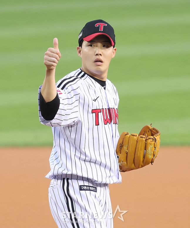 '와' 임찬규, 파죽지세 KT 상대 5⅓이닝 1자책 쾌투! LG 외인 뒤로 간 이유 있었다 [준PO2 현장] | 스타뉴스