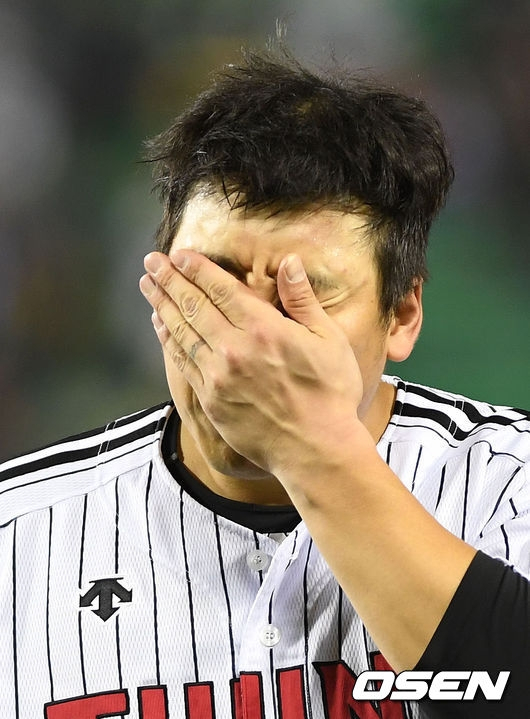 '도대체' 왜 가을만 되면 이러나, LG 주장의 '수상한 침묵'... 왜 그래도 사령탑은 믿음을 보낼까 [준PO3] | 스타뉴스