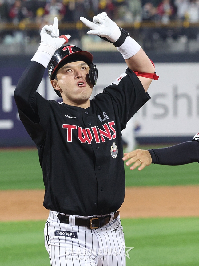 "박동원이 타선 분위기 만들어줬다" LG 타선 깨운 짜릿한 홈런, 또다시 KT 울렸다 [준PO3 현장] | 스타뉴스