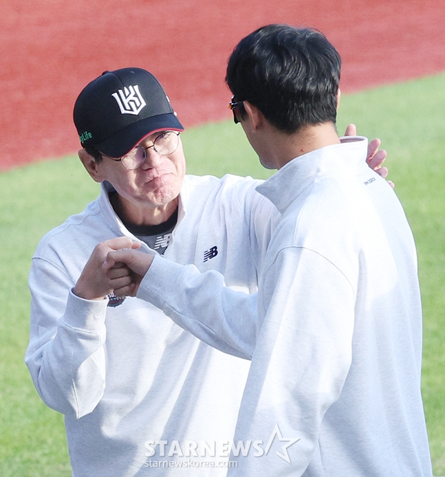 '1패면 끝' 이강철 "고영표→소형준→박영현으로 끝내고파, 선수들한테 부담 갖지 말라? 그말 하는 순간..." [준PO4 현장] | 스타뉴스