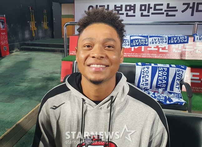 '준PO 전 경기 등판→101구 역투' 투혼의 LG 외인, '하루 쉬고 대구 가는데' 5차전도 등판할까 [준PO5] | 스타뉴스