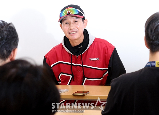 '이런 초강수를...' LG 염갈량 '1+1' 총력전 선언 '토종+외인 에이스' 붙인다 "에르난데스 선발처럼 쓸 것" [PO3 현장] | 스타뉴스