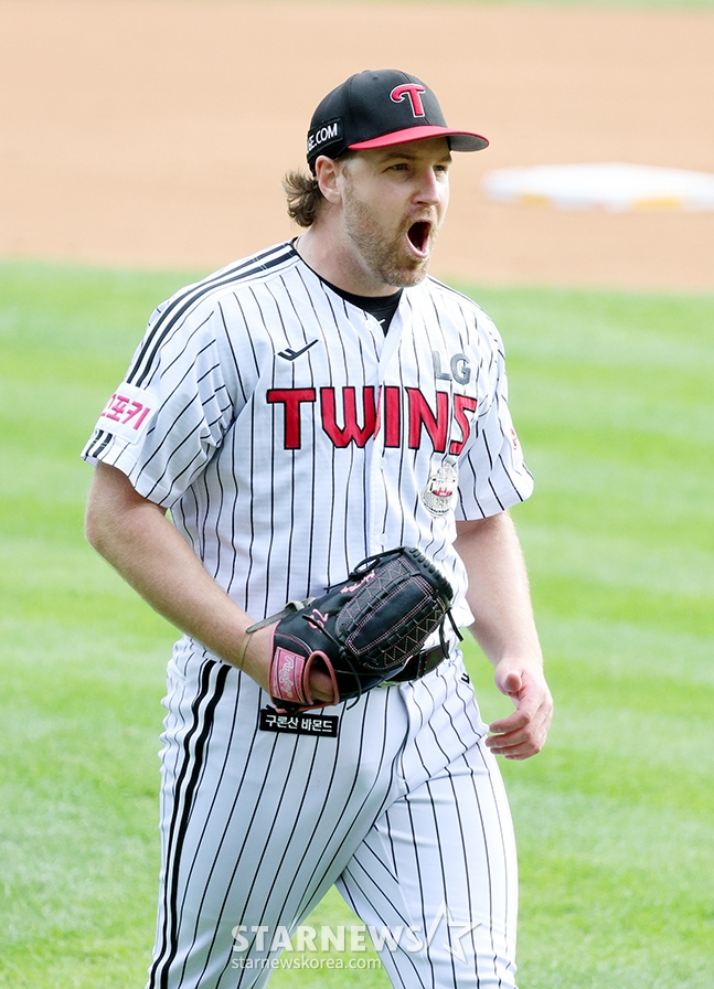 '9일 휴식 통했다' LG 엔스 6이닝 1피안타 8K 무실점 '대역투' 임무 완료 [PO4 현장] | 스타뉴스