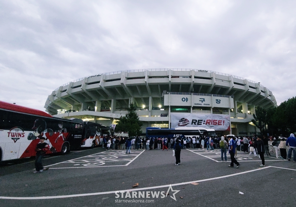왜 그래도 "염경엽 나가!" 외침은 없었나, '경기 후 잠실 현장' LG 팬들은 따뜻한 박수와 응원을 보냈다 [PO4 현장] | 스타뉴스