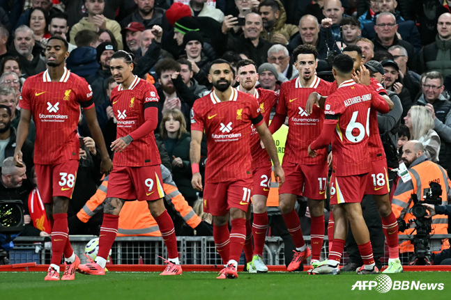 맨시티 독주 막는다, 리버풀 'EPL 1위' 질주... 살라보다 더 잘한 '깜짝 스타' 맹활약→첼시에 2-1 짜릿승 | 스타뉴스