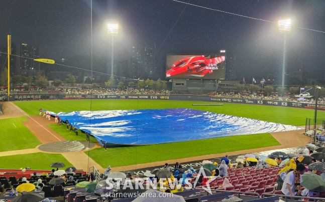 '아뿔싸 비온다' 방수포 덮인 광주 챔필... 다시 걷었지만 KBO "방수포 걷는 시점부터 40분 지연" [KS1 현장] | 스타뉴스