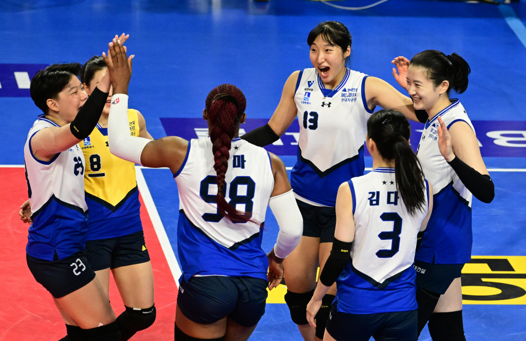 '모마·양효진·정지윤 52점 합작' 현대건설, 시즌 첫 승... IBK 홈 개막전 패배[화성 현장] | 스타뉴스