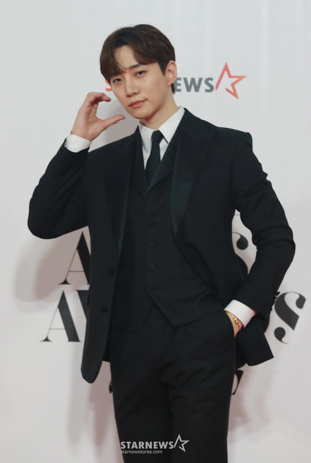 '킹준호랜드'ing..2PM 이준호, 스타랭킹 남자아이돌 '2위' | 스타뉴스