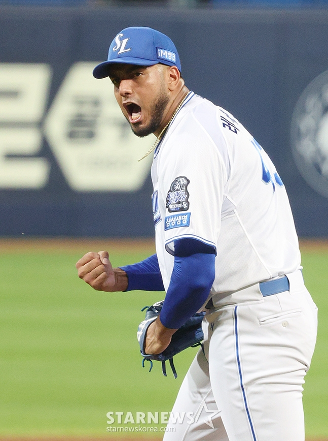 'PO 2G 211구→3차전 107구' 레예스 미친 투혼, 7이닝 비자책 역투... '기적의 서막' 알렸다 [KS3 현장] | 스타뉴스