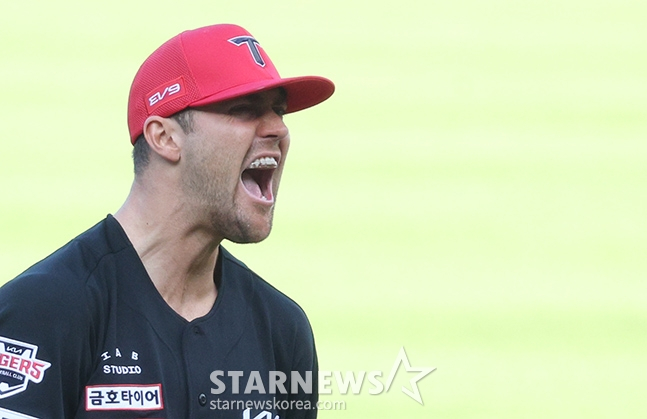 '턱관절 골절→KS 2경기 13K 역투' 감동의 KIA 외인 "6차전 불펜 등판 위해 준비하겠다" [KS4 현장] | 스타뉴스