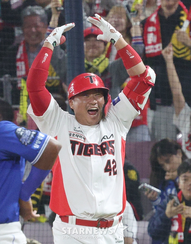 'V12' KIA, 삼성 꺾고 37년 만에 광주서 한국시리즈 우승! '타이거즈 KS 불패 신화' 계속됐다 [KS5 현장리뷰] | 스타뉴스
