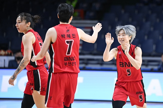 '우승후보 맞대결' BNK가 웃었다! 미친 안혜지 27득점 '개인新'→이적생 박혜진·김소니아 힘 보탰다 [부산 현장리뷰] | 스타뉴스