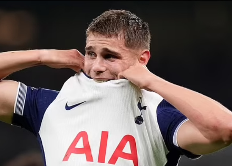 토트넘 'SON보다 빠른 EPL 스피드왕' 잃었다... '스프린트 후 쓰러져 눈물 펑펑' 반더벤, 장기부상 직감했나 | 스타뉴스