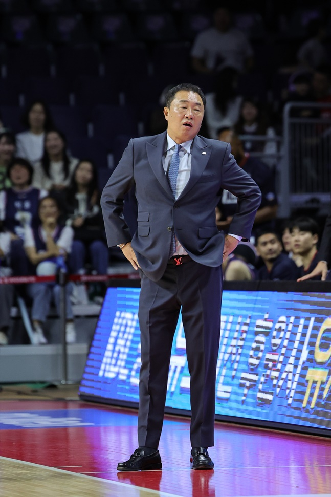 "우리 전력에 5할이면 천만다행" 위기의 KCC, 설상가상 이번엔 '하드콜'에 흔들렸다 | 스타뉴스