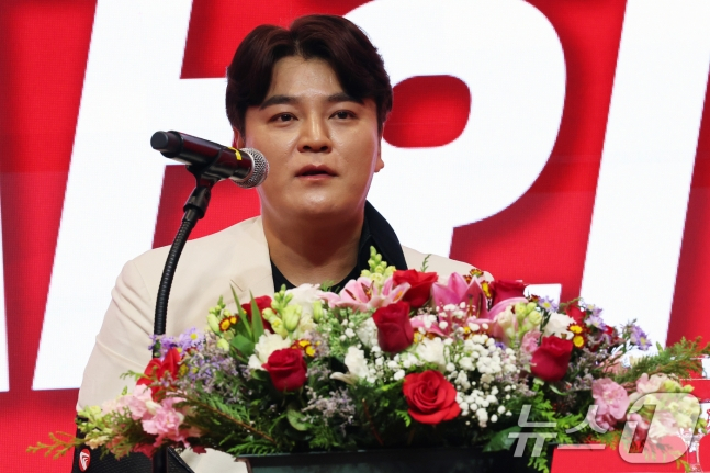 '韓 야구 전설' 추신수, SSG 유니폼 입고 현역 은퇴 "내게는 SSG가 첫 팀, 4년 함께해 자부심 느낀다" | 스타뉴스