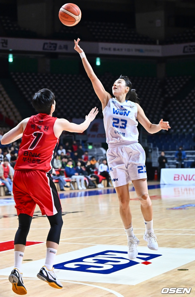 'BNK 개막 6연승 끝났다' 우리은행 연장 접전 끝 대역전승! 김단비 30득점 맹폭격 [부산 현장리뷰] | 스타뉴스