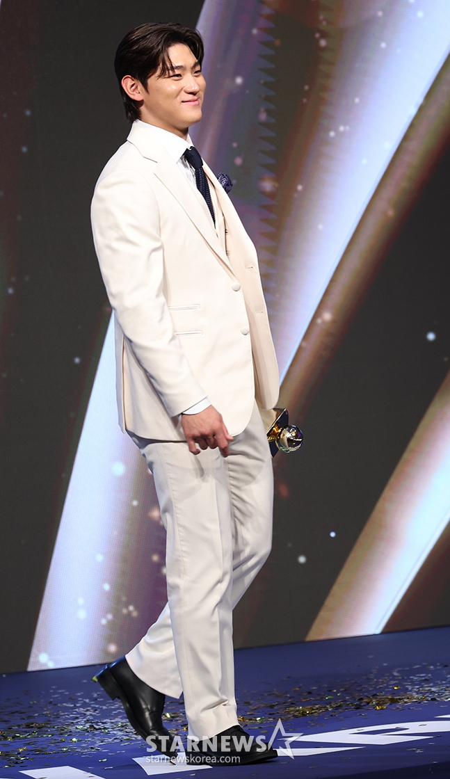 김도영, 톡 튀는 '하얀 양복'도 배우 같은 '소감'도 직접 골랐다... 시상식 하나에도 이토록 진심인 MVP라니 [KBO 시상식 현장] | 스타뉴스