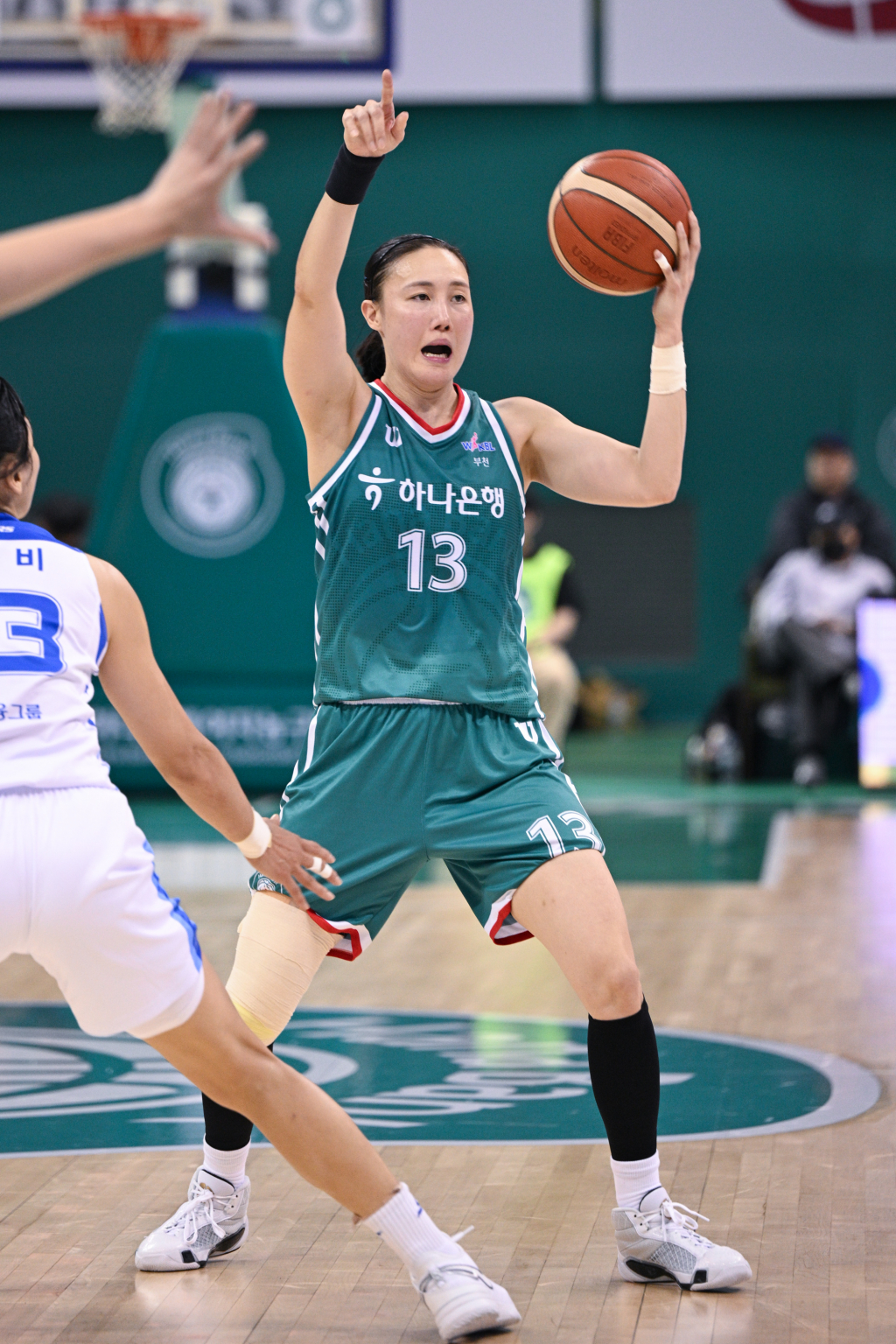 '살아있는 전설' 김정은, 드디어 WKBL 역대 최다 득점 1위 등극... 8147점→정선민 넘었다 | 스타뉴스