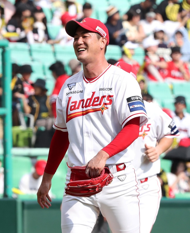 구단 최초 '선발 투수' 캡틴 탄생! 김광현, 2025시즌 SSG 주장 맡는다 | 스타뉴스