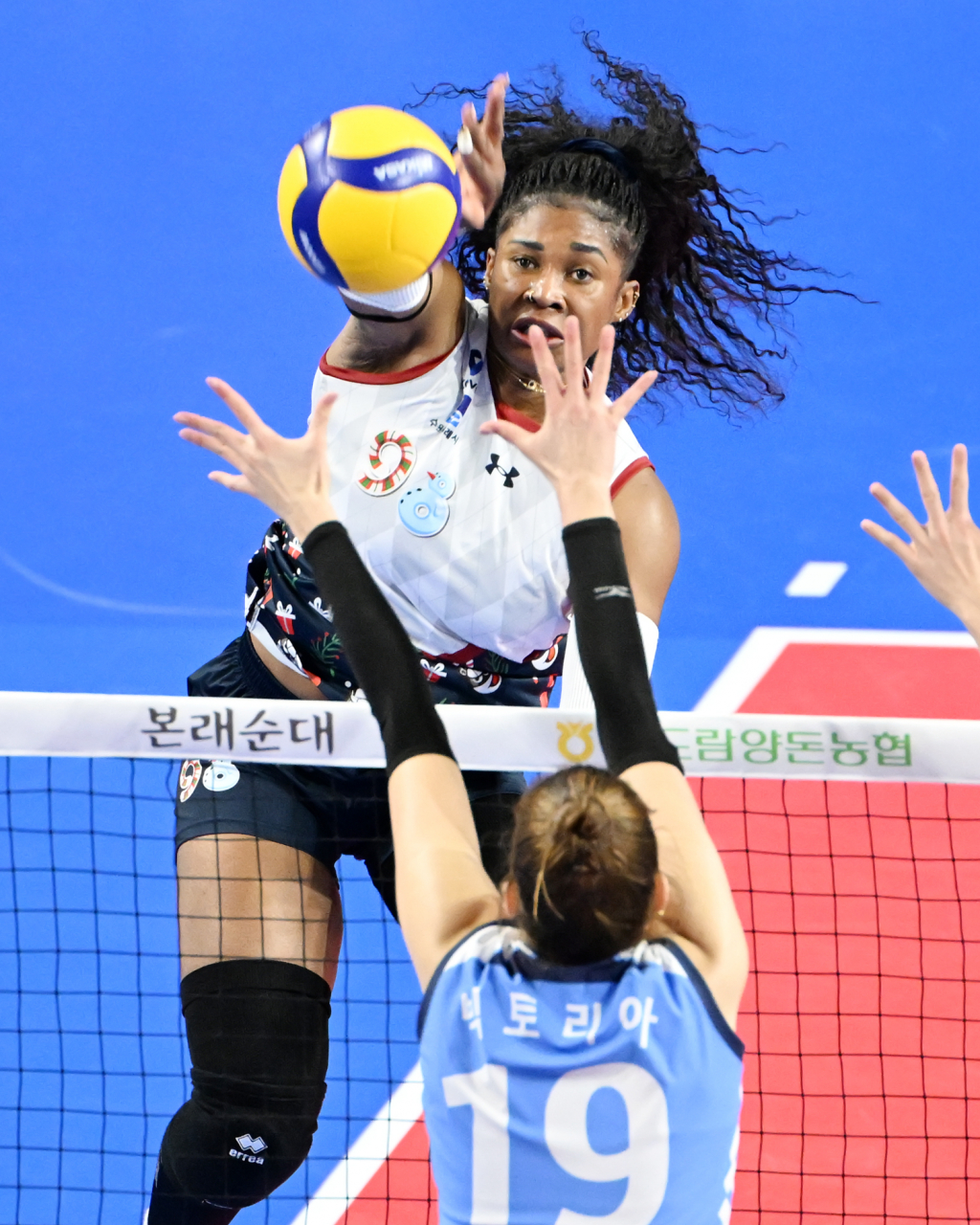 '모마 24점 맹폭+정지윤·양효진 25점 합작' 현대건설, 셧아웃 완승! 흥국생명 4점 차 맹추격... IBK기업은행 3연패[화성 현장리뷰] | 스타뉴스