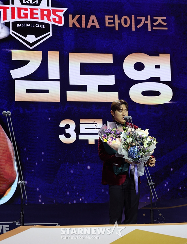 [2024 GG] 김도영, 만장일치 수상 실패 하지만 최다 득표... 우승팀 KIA 3명 배출... 골든글러브 10인 발표 (종합) | 스타뉴스