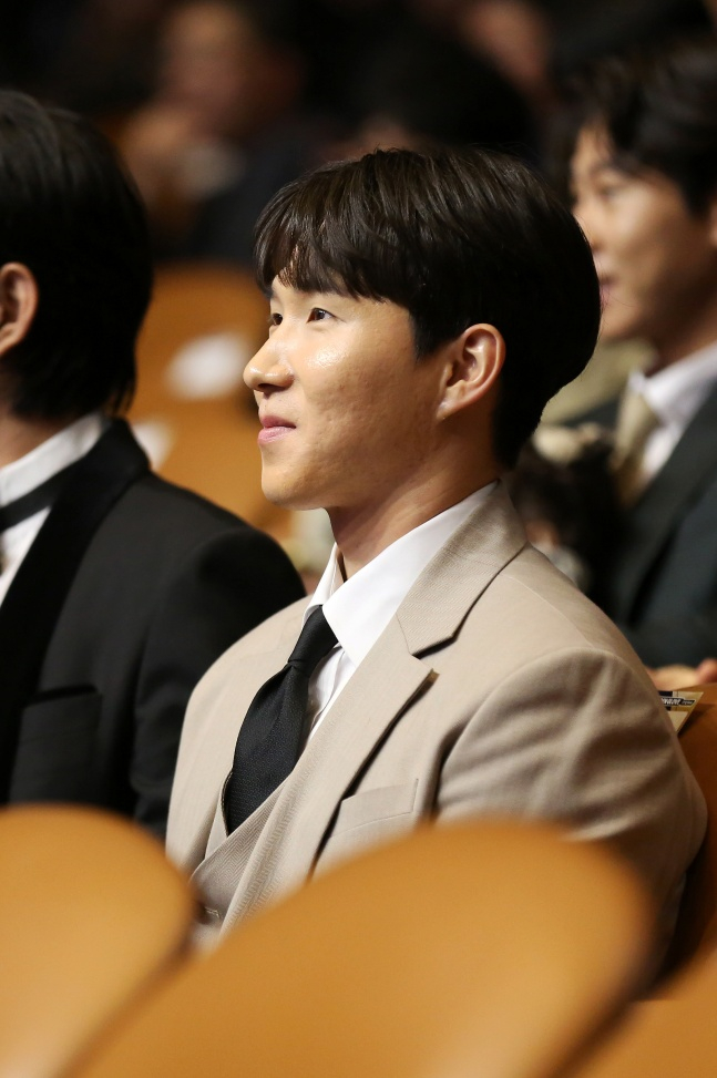 'KIA 불린 순간 탄식' 생애 첫 GG 놓친 국대 유격수, 왜 박찬호 수상 순간 SSG 팬을 떠올렸나 "미안함이 너무 컸다" | 스타뉴스