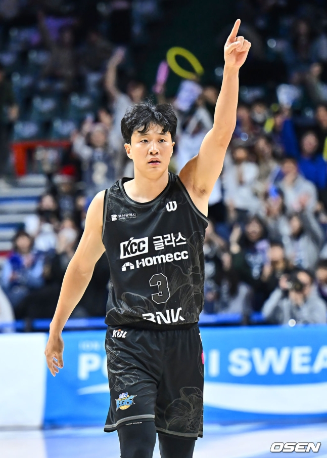 '산타 허웅 26점 폭격' KCC 4연패 탈출, 짜릿한 크리스마스 선물 안겼다! 정관장은 4연패 늪 [부산 현장리뷰] | 스타뉴스