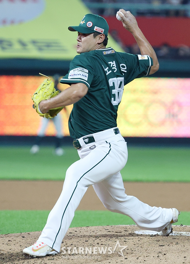 "청라돔 마운드 밟고 싶다" 최고령 홀드왕, SSG 종신 선언... 정우람 '구단 최다 기록'도 경신할까 | 스타뉴스