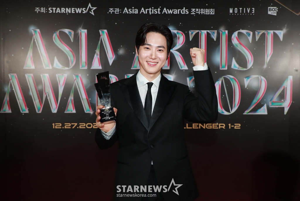 수호, 'AAA 2024' 2관왕..가수·배우 부문 석권 '확신의 올라운더' | 스타뉴스