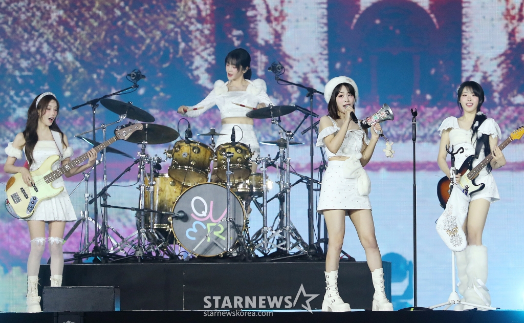 방콕 AAA 무대 달군 QWER [AAA 스페셜 포토] | 스타뉴스