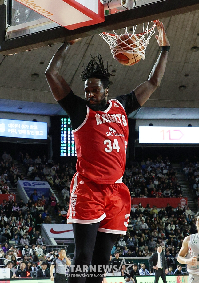 파죽의 4연승+1위 질주 '워니 25점 폭발' SK, 허훈 분전한 KT 제압... 역시 '뒷심' 강했다 [잠실 현장리뷰] | 스타뉴스