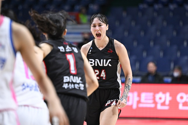 김소니아 '미쳤다', 3.8초 남기고 전율의 위닝샷! BNK 50:60→63:62 대역전극 [부산 현장리뷰] | 스타뉴스