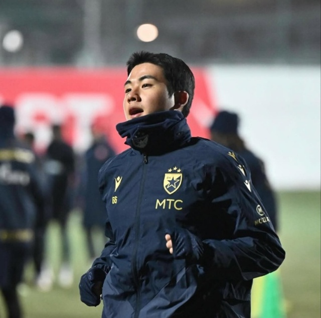 '짧은 머리' 설영우 71분 활약, 즈베즈다 대추격에도 UCL 16강 좌절... PSV에 2-3 석패 | 스타뉴스