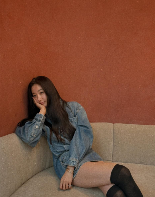 47세 맞아? 김사랑, 아찔한 초미니 청치마룩 '아슬아슬하네' - 스타뉴스