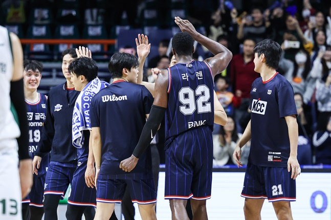 KCC 전격 외국인 교체, 6강 희망 보이자 '승부수' 띄웠다... 드디어 '외인 리스크' 떨치고 반등하나 | 스타뉴스