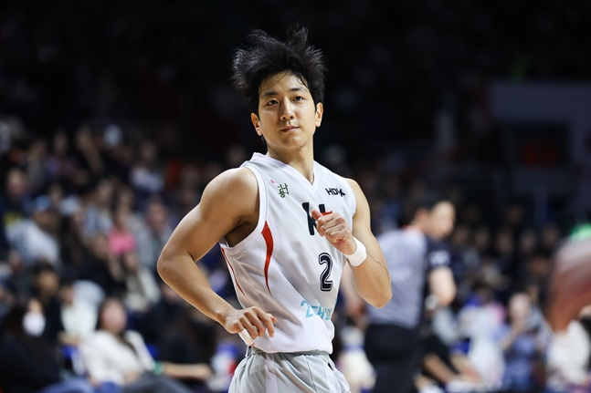 '허훈 3점포 6방→22점 맹폭격' KT 4연승 질주, 2위 추격 시작됐다... KCC 완전체 복귀에도 2연패 [부산 현장리뷰] | 스타뉴스