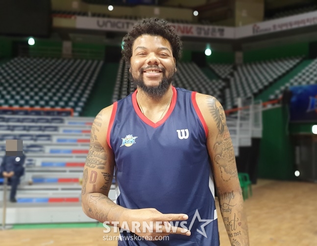 "난 맥가이버칼 같은 선수" 자신감 보소, KCC 6강 위해 승부수 던졌다... '외인 악몽' 드디어 탈출하나 | 스타뉴스