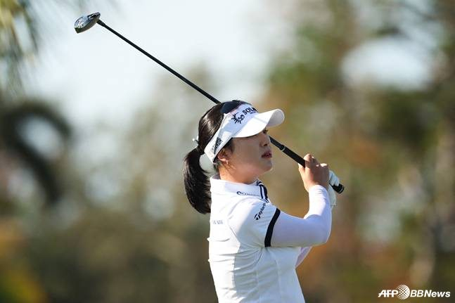 'LPGA 쉽지 않네' 윤이나, 데뷔전 첫날 1오버파 72위... 임진희, 선두 1타 차 맹추격 | 스타뉴스