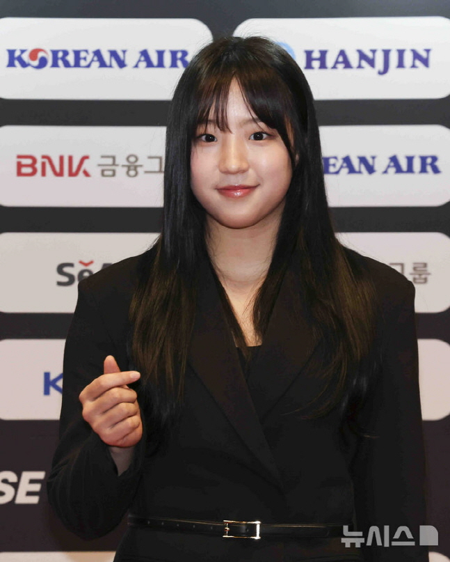 신유빈, 2년 연속 MVP "더 노력하란 의미"... '은퇴 선언' 전지희 우수상·공로상-유승민 체육회장은 특별상 [KTTA AWARDS 현장] | 스타뉴스