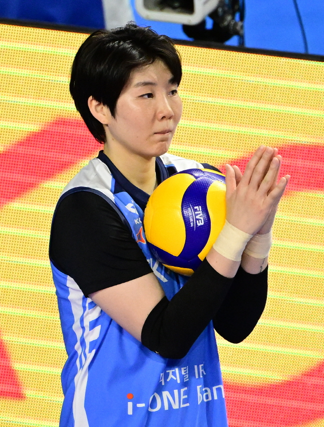 '못 때리는' 21억 공격수-'존재감 0' 인기스타, 추락하는 IBK... '명감독'도 해법이 없다 | 스타뉴스