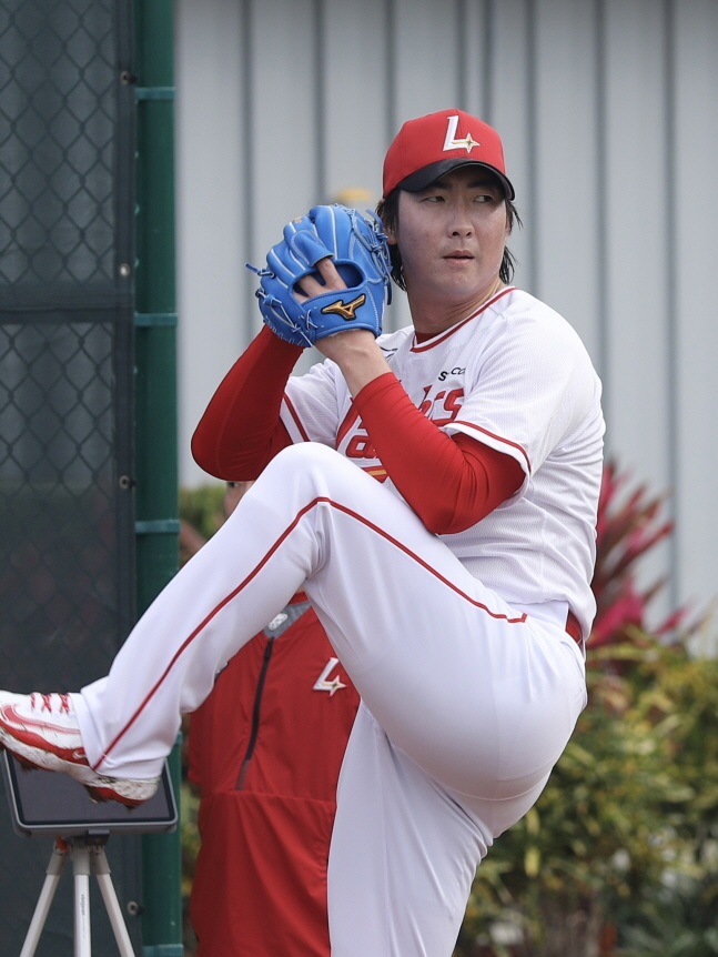 '韓 홈런왕도 놀랐다' 5년 만에 돌아온 베테랑 선발, '20SV→4선발 예약' 준비는 끝났다 [오키나와 현장] | 스타뉴스