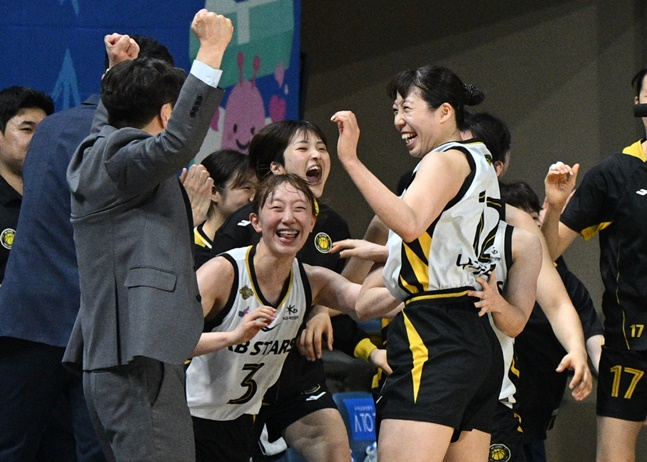 '이런 드라마가 있나' 김단비 실책→모에 결승 버저비터 대폭발, '언더독' KB스타즈 1승 따냈다 [WKBL PO] | 스타뉴스