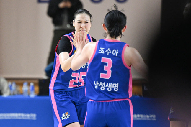 '패패→승승' 삼성생명, 기적의 '리버스 스윕-업셋' 보인다... BNK에 51-48 4차전 승리 [WKBL PO] | 스타뉴스