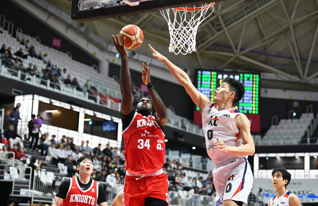 '역시 FUN한 농구' SK, 후반 대반격→20점 차 뒤집었다! KT에 짜릿 역전승... 워니 24점 맹활약 [수원 현장리뷰] | 스타뉴스