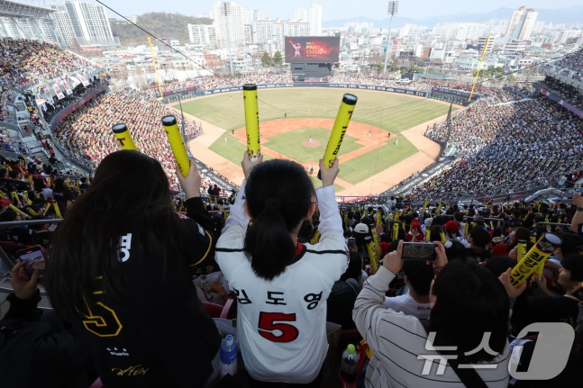[오피셜] KBO 44년 역사상 최초 기록 나왔다! 개막 2연전 '매진-매진-매진-매진-매진' 무려 21만 9900명 대박 | 스타뉴스