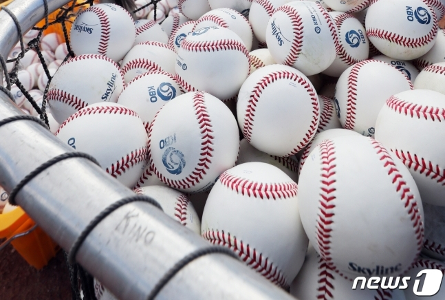 [오피셜] '투수들 다시 어깨 펴나' KBO 공인구 반발력 'DOWN↓'→'1m 타구 덜 날아간다' | 스타뉴스