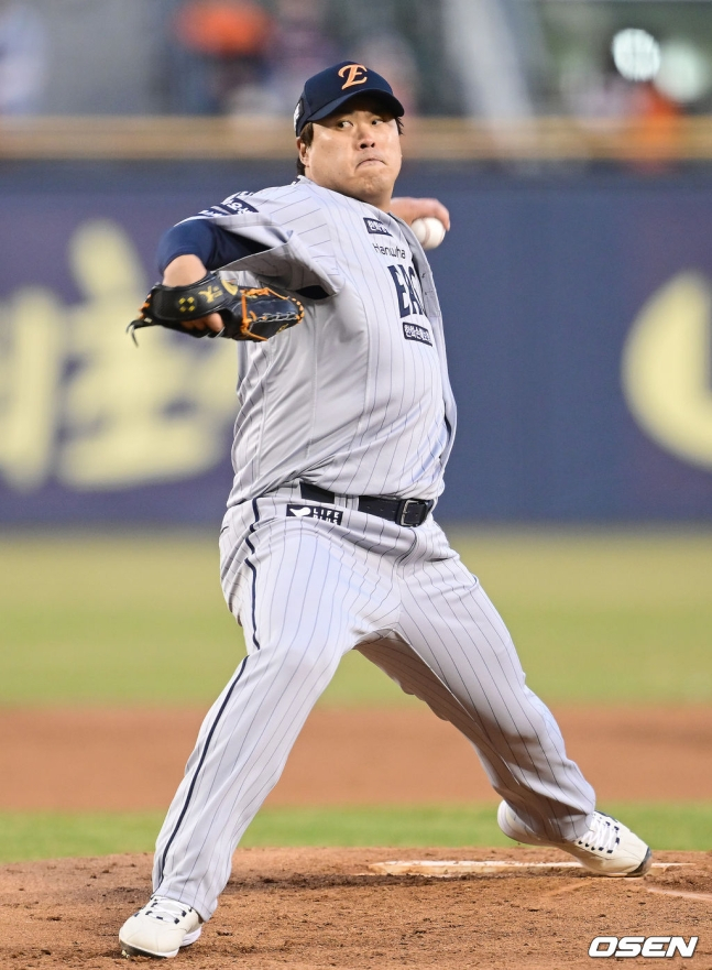 '2G 7홈런 LG가 얼어붙었다' 류현진, 생일날 6이닝 무사사구 KKKKK 아트 피칭 [잠실 현장] | 스타뉴스