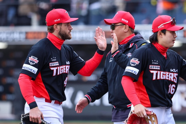 낯설었던 240일 만의 KIA '패패패패', 류현진 상대로 탈출했다 "선수들 연패 끊고자 하는 의지 강했다" 우승 감독도 감사 인사 [대전 현장] | 스타뉴스